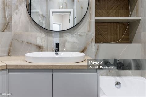 검은색 비품 거울 흰색 세면대가 있는 현대적인 욕실 0명에 대한 스톡 사진 및 기타 이미지 0명 가구 가정의 방 Istock