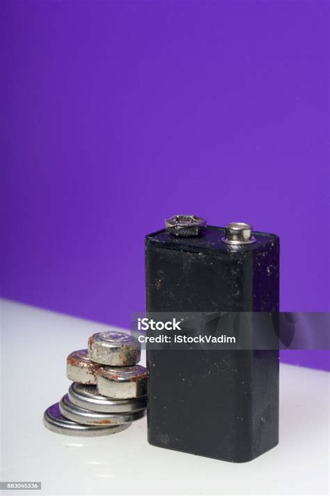 다양 한 모양과 크기의 부식의 배터리입니다 그들은 라일락 배경에 흰색 표면에 흩어져있는 거짓말 환경 보호 배터리 사용의 재활용 0명에 대한 스톡 사진 및 기타 이미지