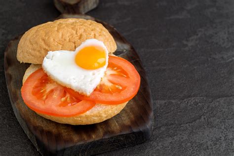 발렌타인의 날에 아침 식사 아보카도와 달걀 샌드위치입니다 감정에 대한 스톡 사진 및 기타 이미지 감정 건강한 생활방식
