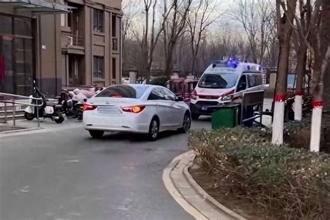 私家车不给救护车让路致老人救治延误死亡，司机可能触犯哪些法规