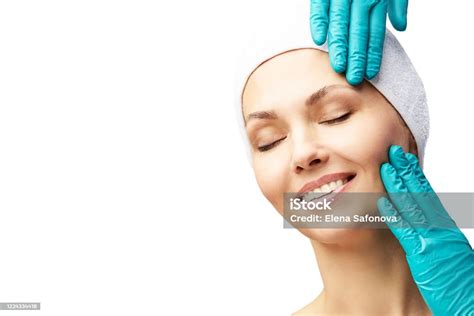 여성 더마 는 젊어지게 치료 장갑에 의사가 여자의 얼굴을 만져 화장품 예쁜 초상화입니다 안면 주사 환자 건강 진단에 대한 스톡