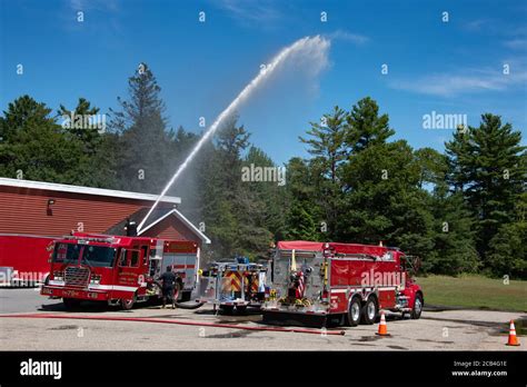 Fire Truck Spraying Water Electric Fire Truck Firefighting Vehicle
