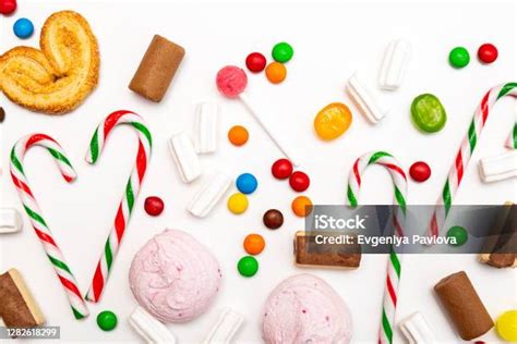 흰색 배경에 다양한 색깔의 과자 롤리팝 캐러멜 사탕 지팡이 마시멜로 초콜릿 쿠키 최고 보기 0명에 대한 스톡 사진 및 기타 이미지 Istock