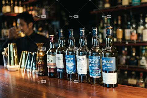 放置在酒吧柜台上的天空岛威士忌瓶照片材料免抠元素素材模板下载 图巨人