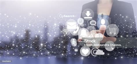 통신 및 네트워크 개념 핸드 터치 디지털 화면 홀로그램 소셜 미디어 아이콘은 도시 빛 흐린 배경에 서명합니다 소셜 미디어 개념 통신 네트워크 Brand Name Smart