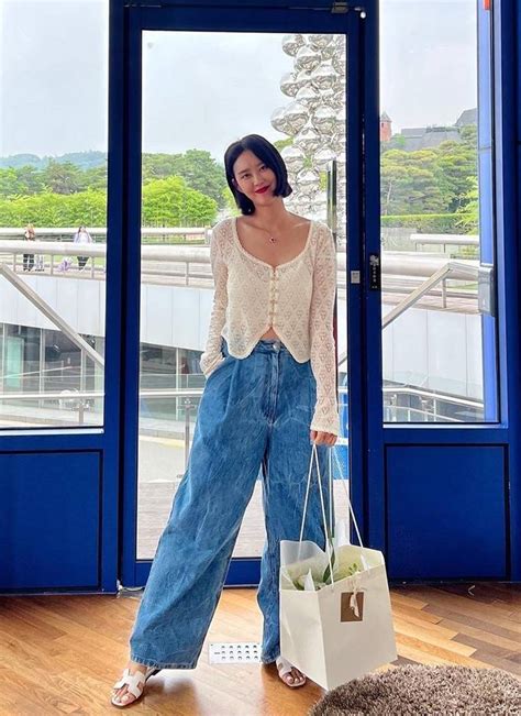패션엔 지소연 꽃꽂이 대결 완패 시스루 카디건으로 자존심 살린 나들이룩