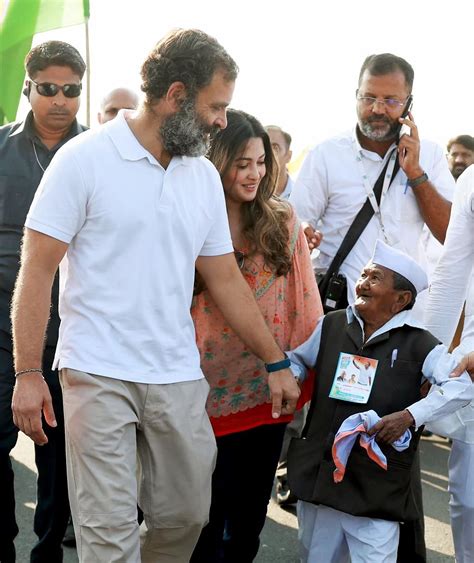 राहुल गांधी के साथ भारत जोड़ों यात्रा में शामिल हुई अभिनेत्री रिया सेन
