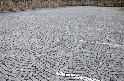 포장 블록은 보행자와 도로 차량을 위한 야외 포장 구역을 포장하는 데 사용됩니다 또한 자동차 볼라드 및 콘크리트 장벽을위한 주차 공간을 포장하는 데 사용할 수 있습니다 0