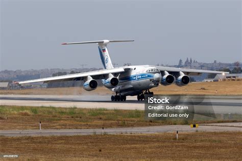 빗 속에서 착륙 하는 러시아 화물 비행기 Volga Dnepr Airlines에 대한 스톡 사진 및 기타 이미지 Volga