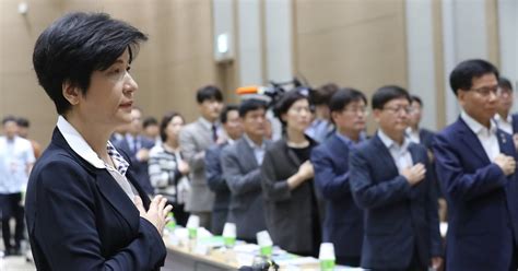 국민의례하는 김영주 장관