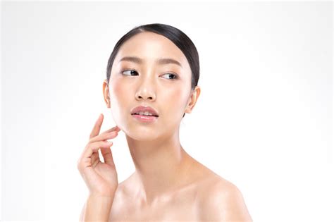 깨끗하고 신선한 피부 행복과 긍정적 인 감정과 명랑 흰색 배경 아름다움과 화장품 개념에 고립 된 부드러운 뺨 미소를 만지는 아름다운 아시아 여성 건강관리와 의술에 대한 스톡