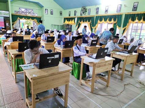 HUJAN DERAS TAK MENJADI KENDALA PELAKSANAAN TES SNPDB TAHUN DI MAN BANJAR UINSA