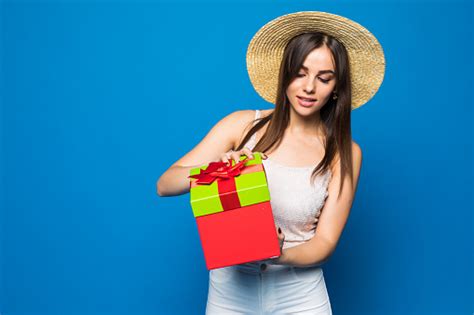 들고 흥분된 귀여운 여자의 초상화 파란색 배경 위에 고립 된 선물 상자를 열어 갈색 머리에 대한 스톡 사진 및 기타 이미지 갈색 머리 공휴일 귀여운 Istock