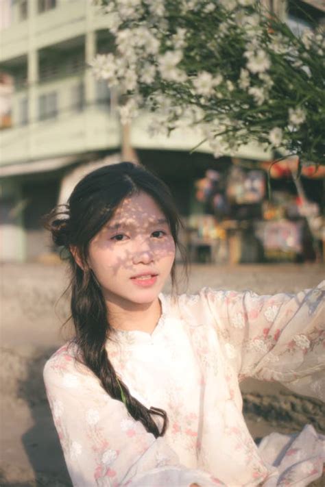 야생화를 든 여성의 몽환적인 초상화 · 무료 스톡 사진
