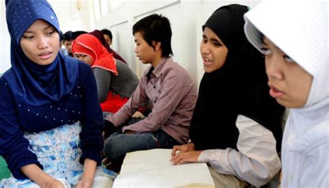 Siswa Tunanetra Belajar Mengaji Saat Ramadan