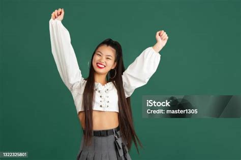 와우 컬러 스튜디오 백그루드에 고립 된 아름다운 여성 반 길이 앞 초상화 입을 벌리고 서 있는 젊은 정서적 놀란 여자 인간의 감정 얼굴 표정 개념 18 19세에 대한 스톡