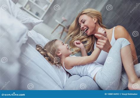 Mutter Und Tochter Zu Hause Stockfoto Bild Von Schlafzimmer M Dchen