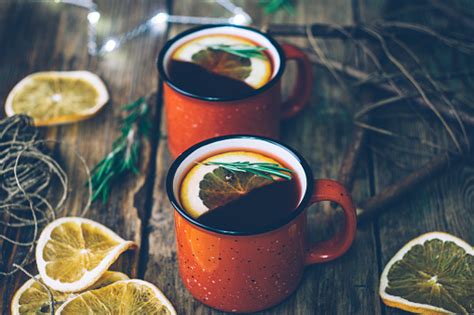 크리스마스 음료 입니다 Mulled 와인 펀치와 향신료 빈티지 나무 테이블 배경 위에 Glintwine에 대 한 볼 수 있습니다