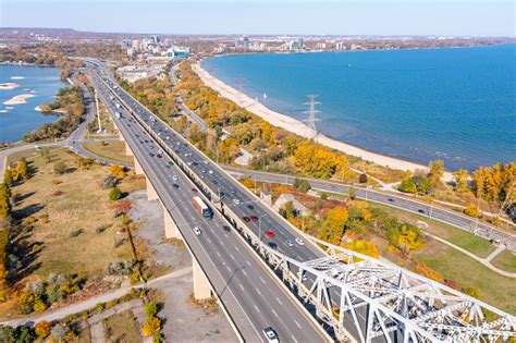 벌링턴 운하 리프트 브리지 및 퀸 엘리자베스 웨이 Qew 고속도로 온타리오 캐나다 0명에 대한 스톡 사진 및 기타 이미지 0