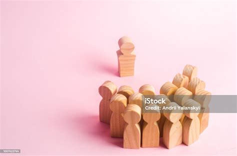 사람들의 나무 그림의 군중 먼 서 그리고 지도자를 봐 사람이 그룹으로 연락처를 설정 하려고 시도 합니다 비즈니스 리더 회사 관리 3차원 형태에 대한 스톡 사진 및 기타