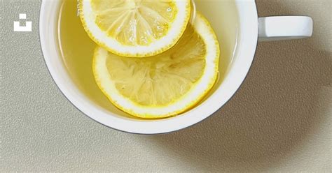 레몬 조각을 넣은 차 한 잔 사진 Unsplash의 무료 레몬 이미지