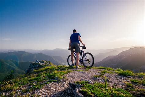 안전 장비를 착용하지 않고 바위 지형에 절벽의 가장자리에 자신의 산악 자전거를 타고 모험 자전거 놀라운 최고 보기 20 24세에 대한 스톡 사진 및 기타 이미지 Istock