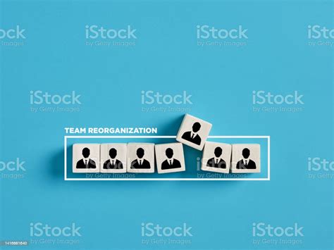 효율성과 생산성 개념을 위해 비즈니스 팀 또는 직원 재구성 과도에 대한 스톡 사진 및 기타 이미지 과도 채용 0명 Istock