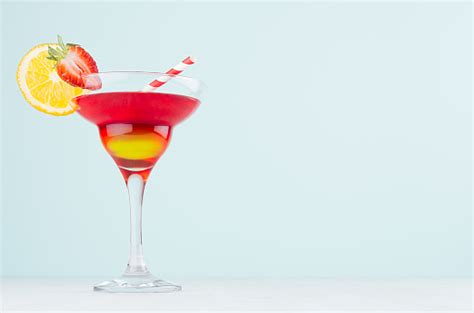 빨간색과 노란색 주류 오렌지 슬라이스 딸기 현대 파스텔 민트 인테리어 빨대와 우아한 와인 잔에 신선한 밝은 알코올 음료 0명에 대한 스톡 사진 및 기타 이미지 Istock