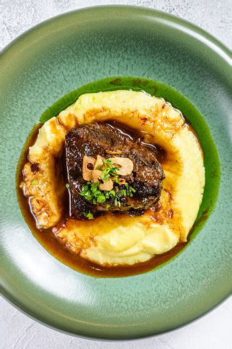 Steak Tenderloin Daging Sapi Dengan Kentang Tumbuk Latar Belakang Putih