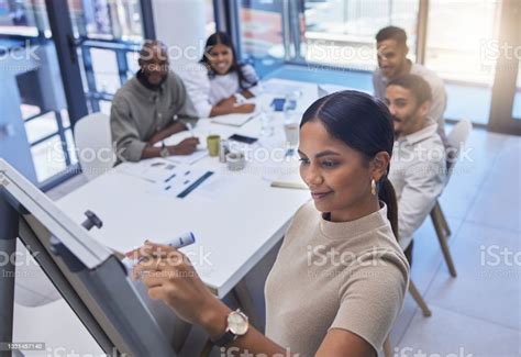 회의실에서 동료들에게 회의를 하는 젊은 사업가의 높은 각도 샷 직원에 대한 스톡 사진 및 기타 이미지 직원 모임 하얀 칠판 Istock