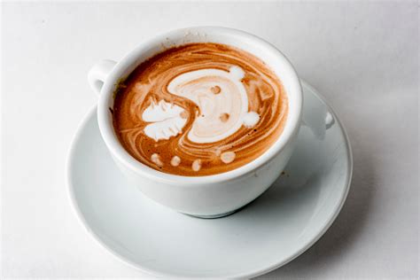 카푸치노 라떼 또는 에스프레소 커피 찐 우유와 거품 우유 거품이 갈색 설탕을 얹은 에스프레소 클래식 한 이탈리아 또는 프랑스 카페 좋아하는 0명에 대한 스톡 사진 및 기타