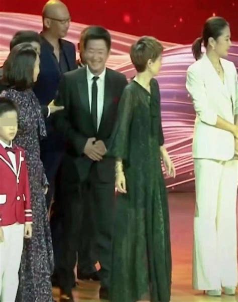 馬伊琍罕見與梁靜夫婦同框，前男友管虎站後面盯著她，面無表情 每日頭條