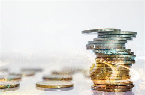도시 배경과 동전의 행의 이중 노출 투자 및 은행 개념을 위한 비즈니스 금융 개념에 대한 스톡 사진 및 기타 이미지 개념