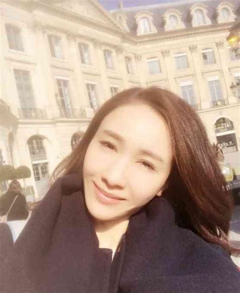 46歲闊太黎姿皮膚緊緻 梨渦淺笑氣質出眾 每日頭條