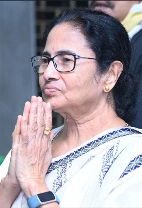 বাড়ির পুজোয় অন্য ভূমিকায় মুখ্যমন্ত্রী