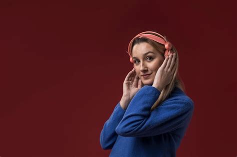 Frau Die Musik Auf Kopfhörern Hört Kostenlose Foto