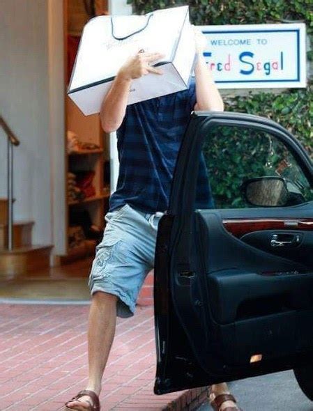 How Leonardo Dicaprio Deals With Paparazzi K Pop K Fans