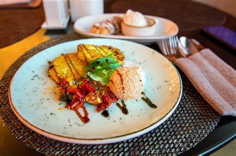 캐러멜 소스를 곁들인 감자 팬케이크와 야채 피스타치오 아이스크림 한 스쿱 0명에 대한 스톡 사진 및 기타 이미지 0명 감자 요리 건강한 생활방식 Istock