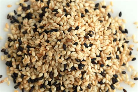 흰색 배경에 고립 된 흰색과 검은 색 참깨의 상단보기 더미 0명에 대한 스톡 사진 및 기타 이미지 0명 갈색 검은색 Istock