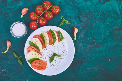 슬라이스 토마토 모짜렐라 치즈 바질 올리브 오일 옴 녹색 배경 이탈리아 어 카프리즈 샐러드 텍스트에 대한 공간이 있는 맨 위 보기 0명에 대한 스톡 사진 및 기타 이미지