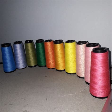 Kit de Linha pra Costura Reta de Várias Cores são 12 cones 500