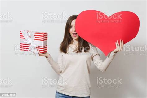 아름 다운 젊은 여 자가 큰 붉은 마음 상자를 들고 웃 고 흰색 바탕에 제시 광고에 대 한 공간을 복사 합니다 와 텍스트에 대 한 장소 성 발렌타인의 날 또는 국제 여성의