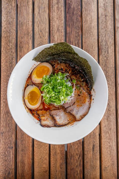 Menma Scallions 가쓰오부시 간장 간장 계란 게 계란 굉장한 국수 김치 나루토마키 노리 다시