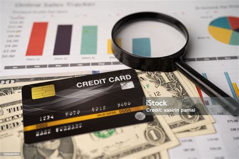 차트와 그래프 종이달러 지폐에 신용 카드 모델 금융 개발 은행 계좌 통계 투자 분석 연구 데이터 경제 증권 거래소 거래 비즈니스 회사 개념 0명에 대한 스톡 사진 및 기타