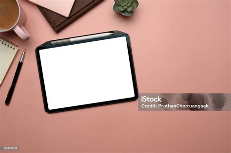 디지털 태블릿 커피 머그잔 노트북이 놓인 파스텔 핑크 색상의 창의적인 업무 공간 0명에 대한 스톡 사진 및 기타 이미지 0명 가정 생활 고정됨 Istock