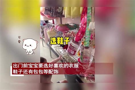 双胞胎女宝出门全身精致搭配，老爸秒变行走置物架：别人家的老公老爸全身行走