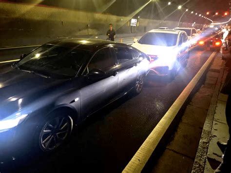 保持距离！沧榆高速长城岭隧道内，四车跟车太近，引发追尾事故车辆轿车