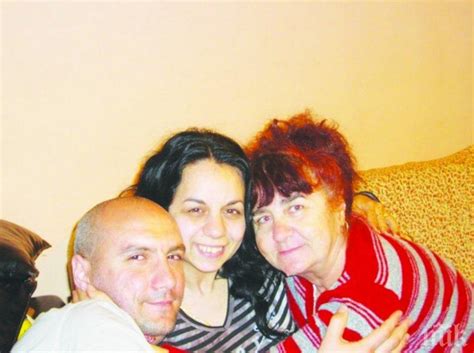 САМО В ПИК И РЕТРО Емо Чолаков шие гоблени за църкви УНИКАЛНИ СНИМКИ Информационна агенция ПИК