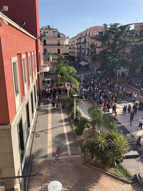 BATTIPAGLIA IL POPOLO CONTRO LA FRANCESE COMUNE ASSEDIATO FISCHI PER LA SINDACA Agenda