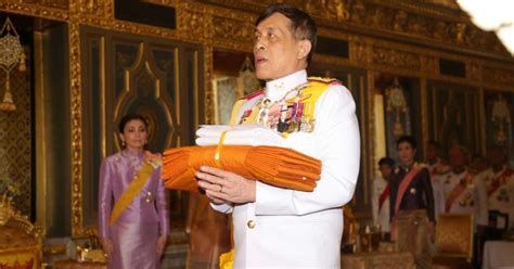 Le Roi De Thaïlande Rentre Au Pays Avec La Reine Et Sa Maitresse Pour